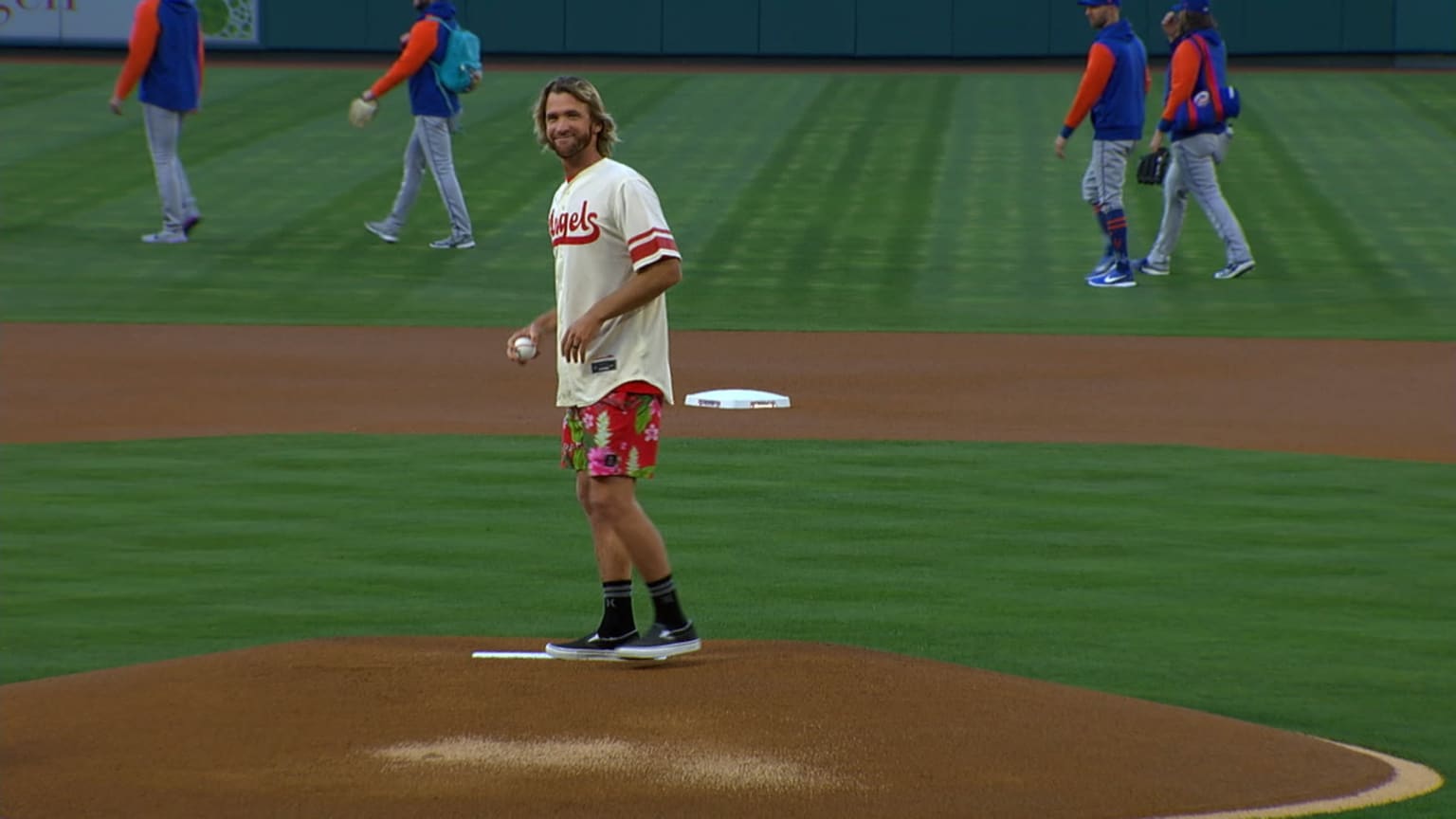 Brett Simpson throws out the first pitch | 06/11/2022 | Minnesota Twins