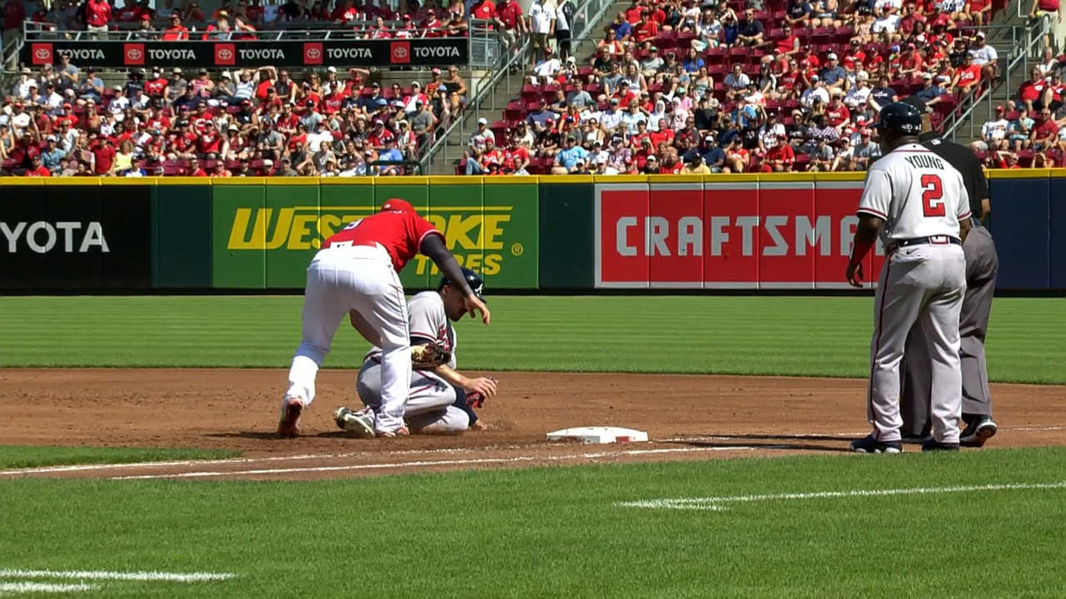 Tyler Mahle picks off Adam Duvall at first base | 07/02/2022 ...