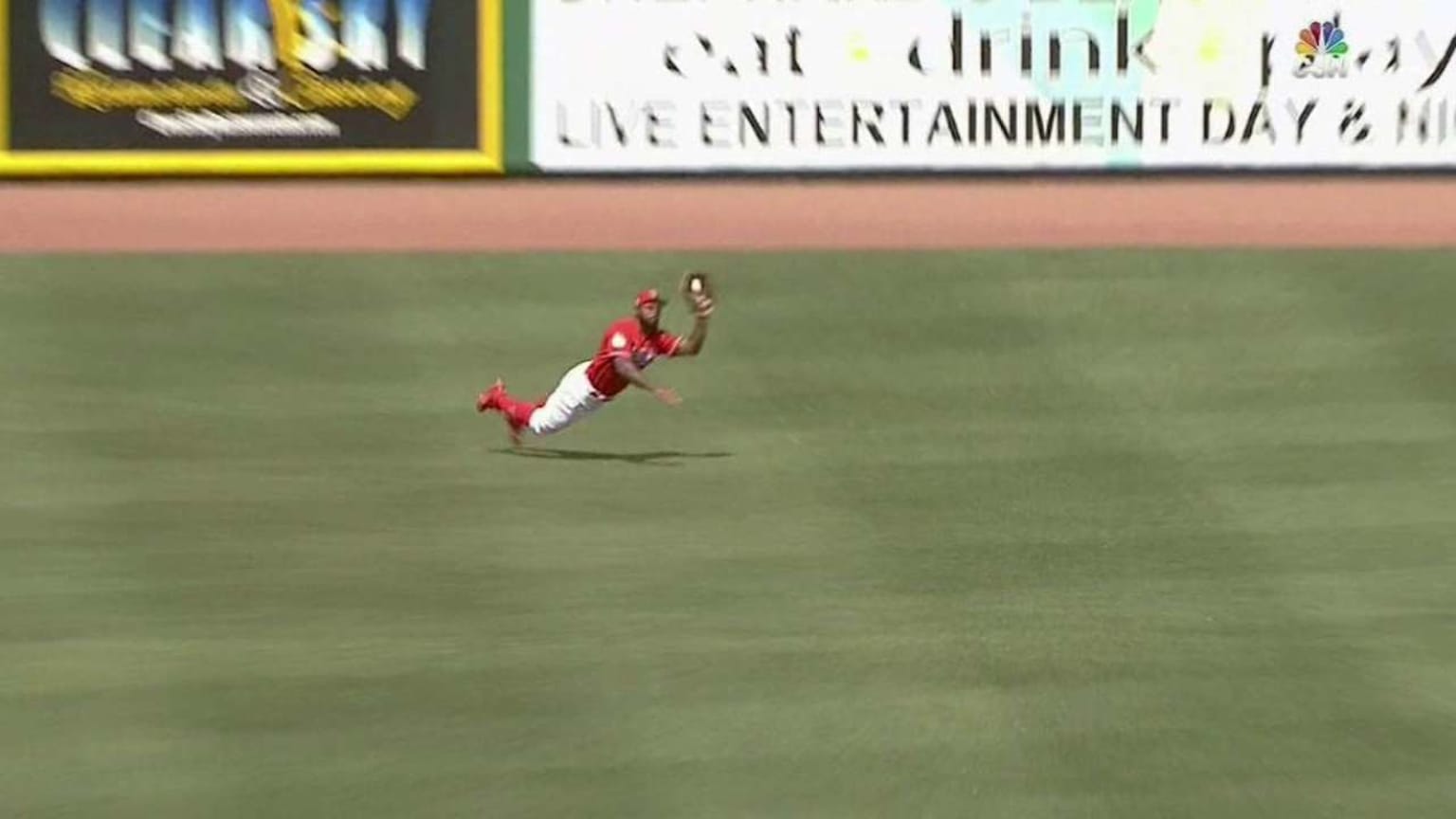 Kendrick's diving catch | 03/05/2017 | Philadelphia Phillies