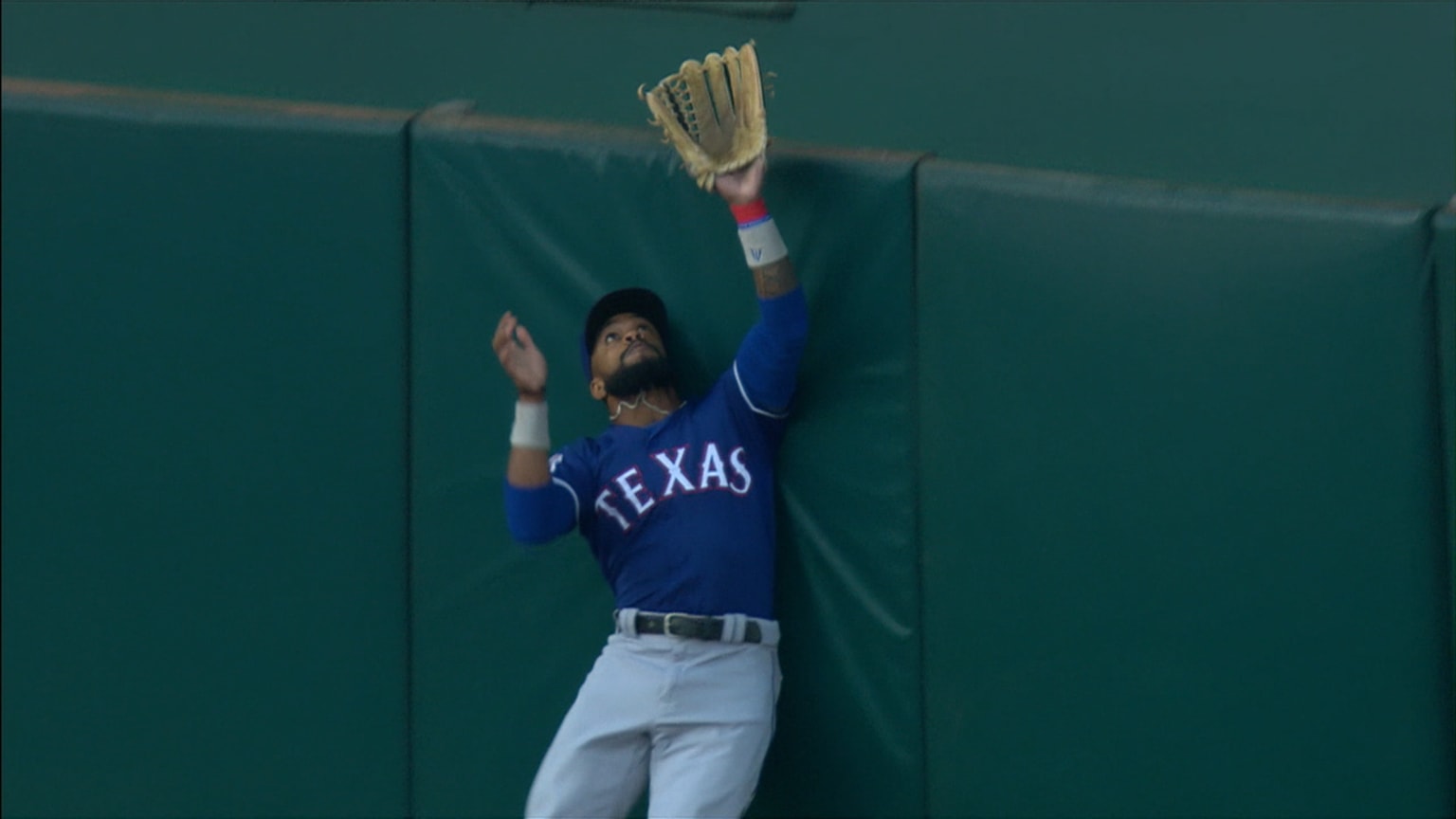 TEX@OAK: DeShields leaps to rob Herrmann of a homer | 07/26/2019 ...