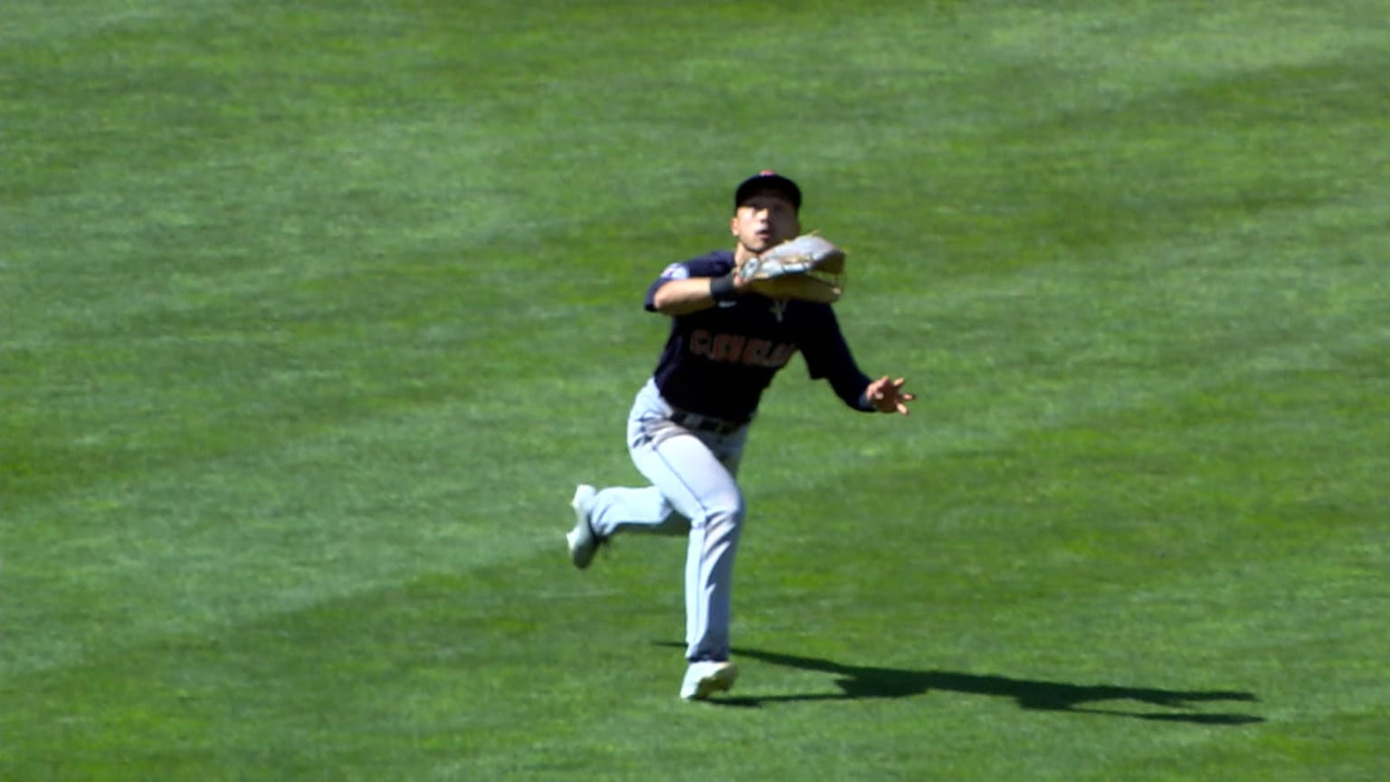 Steven Kwan lays his body out to make a diving catch | 06/05/2022 ...