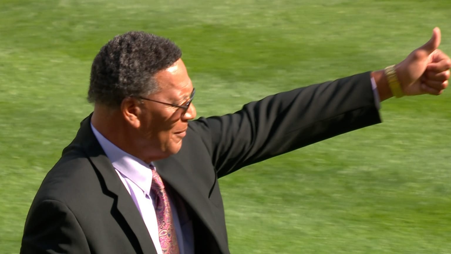 Yankees broadcaster Ken Singleton throws first pitch | 10/03/2021 ...