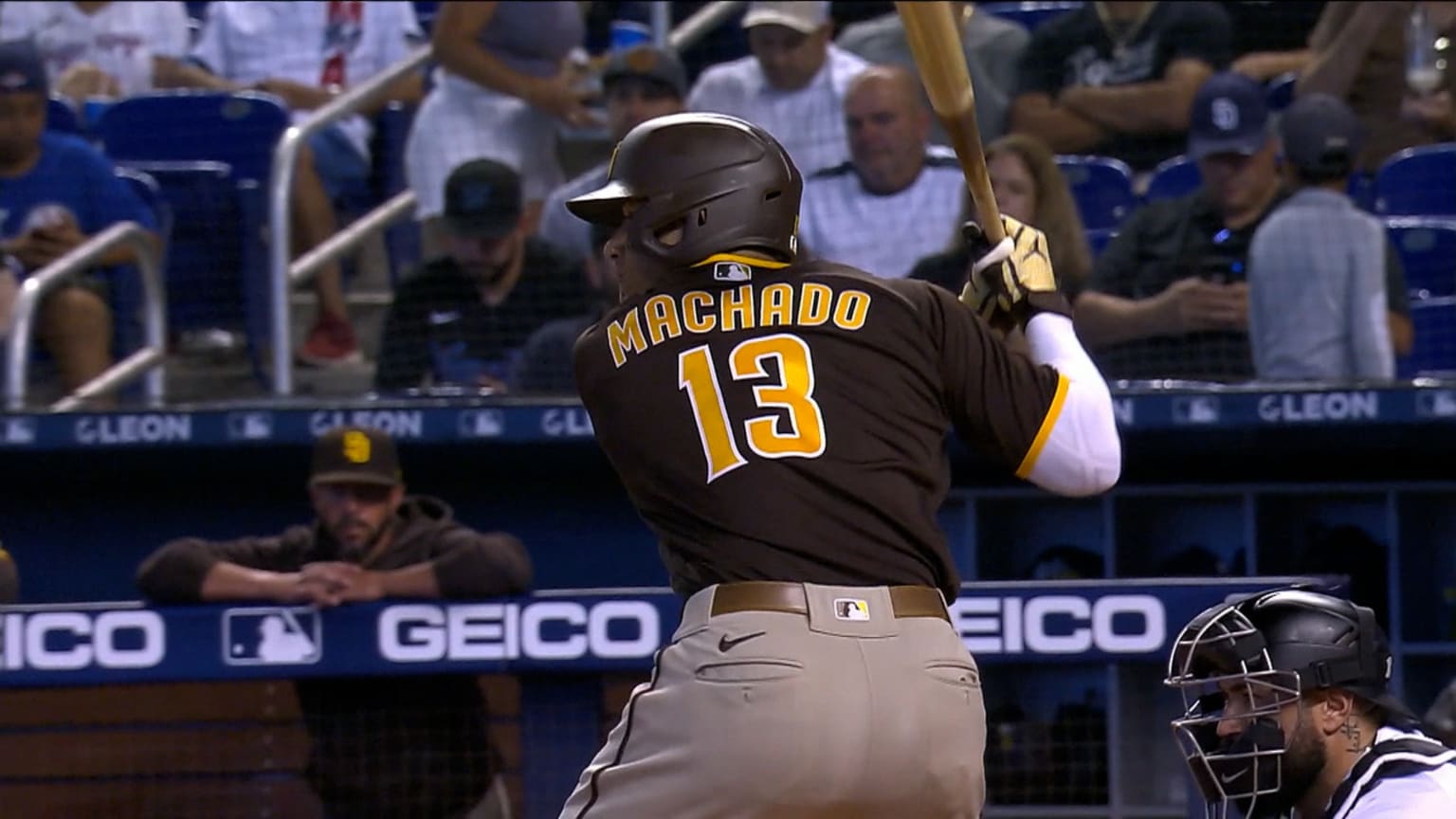 Manny Machado lifts a solo home run to center field | 07/25/2021 | San ...