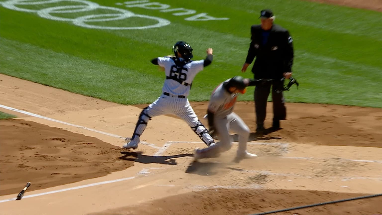 Kelvin Gutiérrez belts a single to right to score | 04/28/2022 ...