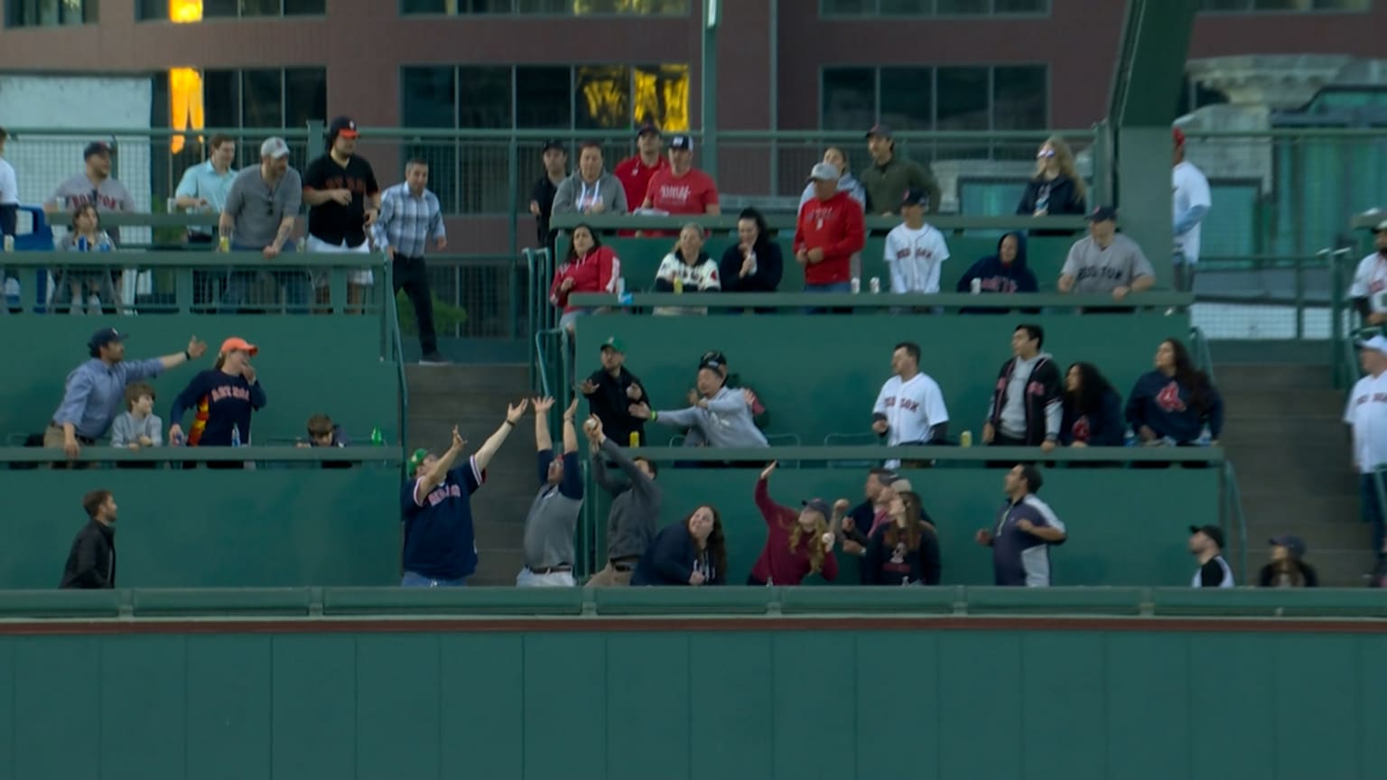 Fan catches two home runs in the same inning | 05/17/2022 | Seattle ...
