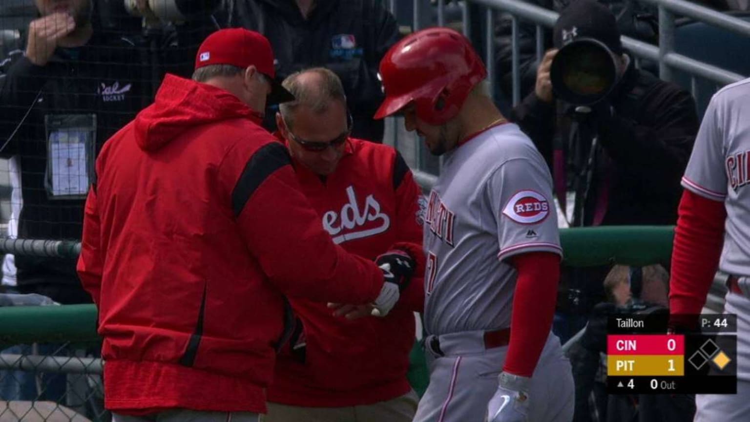 Suarez gets plunked in the hand | 04/08/2018 | Cincinnati Reds