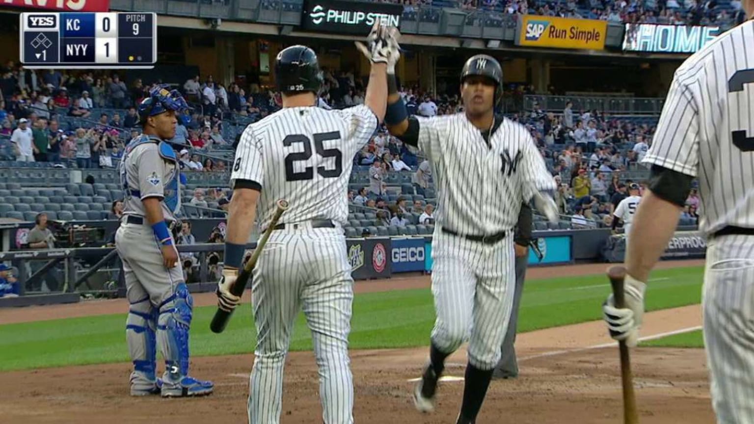 Castro's opposite-field home run | 05/12/2016 | New York Yankees