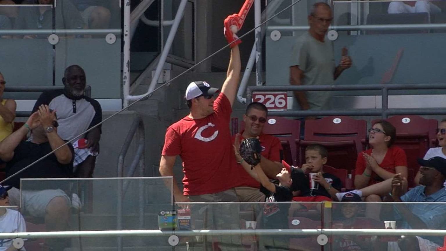 LAD@CIN: Fan makes one-handed grab with foam finger | 08/21/2016 | New ...
