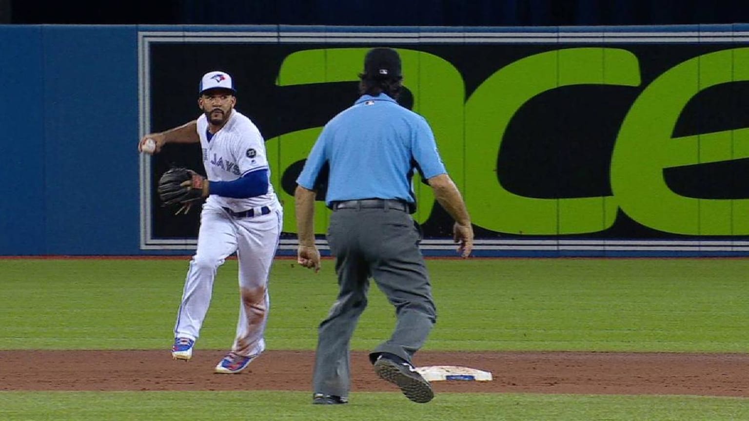 BAL@TOR: Travis makes a barehanded play behind second | 08/21/2018 ...