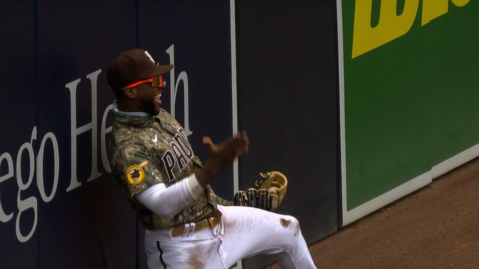 Jurickson Profar's diving catch | 05/02/2021 | San Diego Padres