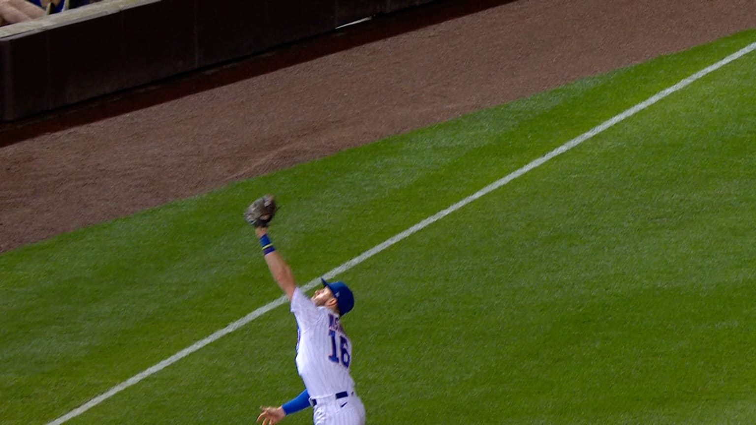 Patrick Wisdom makes a leaping snag on liner at third | 06/13/2022 ...