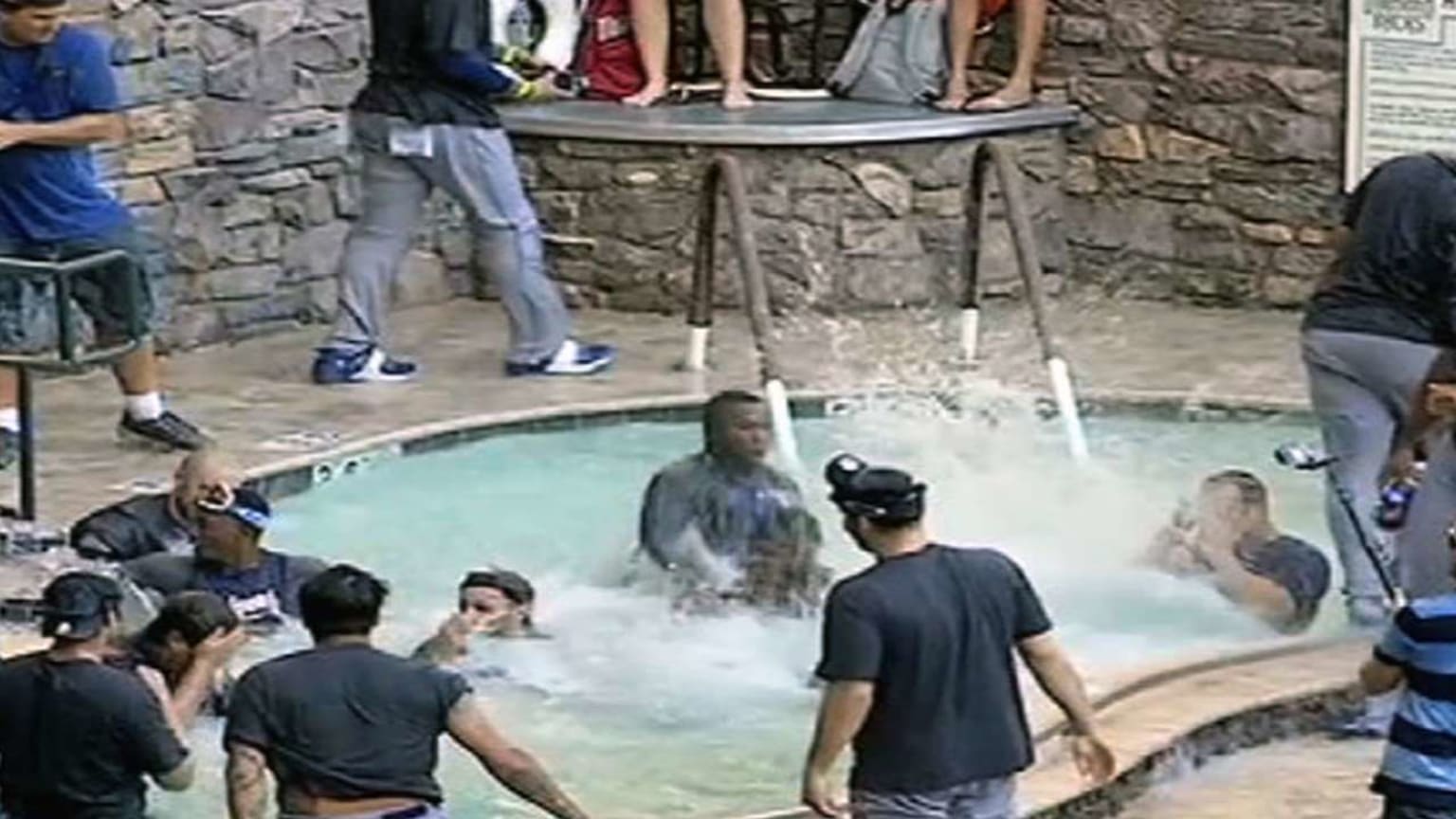 Los Angeles Dodgers celebration in Arizona's pool | 09/20/2013 | MLB.com