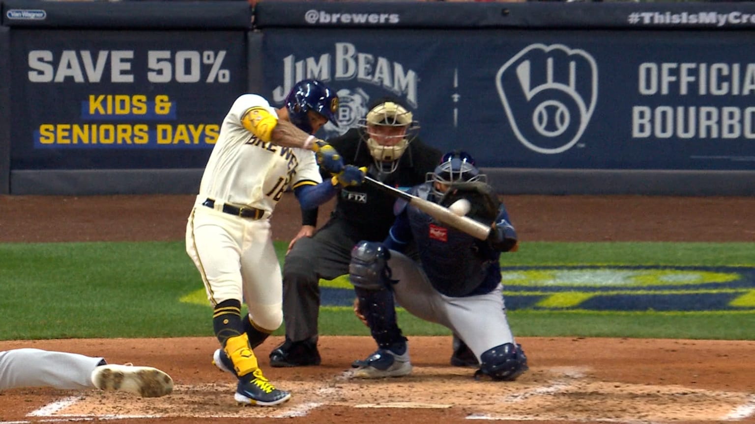Wong doubles down the left field line, scoring two | 08/09/2022 ...