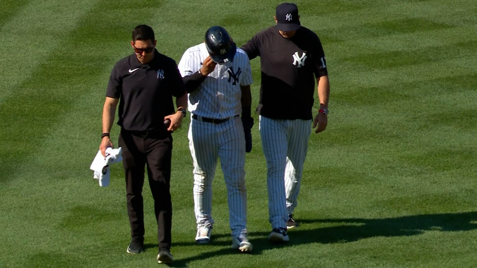Torres exits in the 9th due to an ankle injury | 06/26/2022 | MLB.com