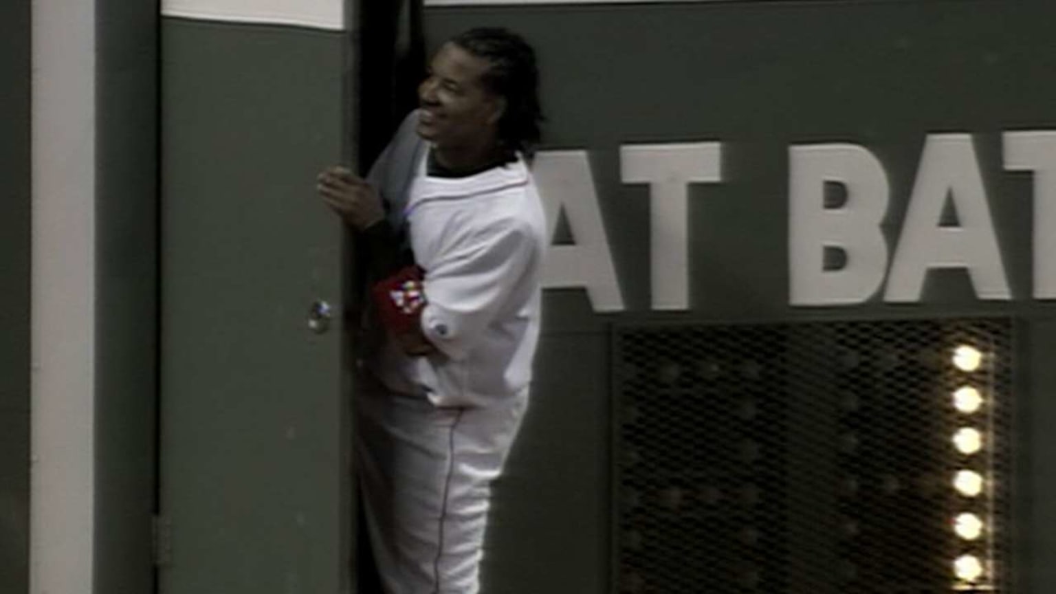 TB@BOS: Manny takes break, visits Green Monster | 07/18/2005 | MLB.com