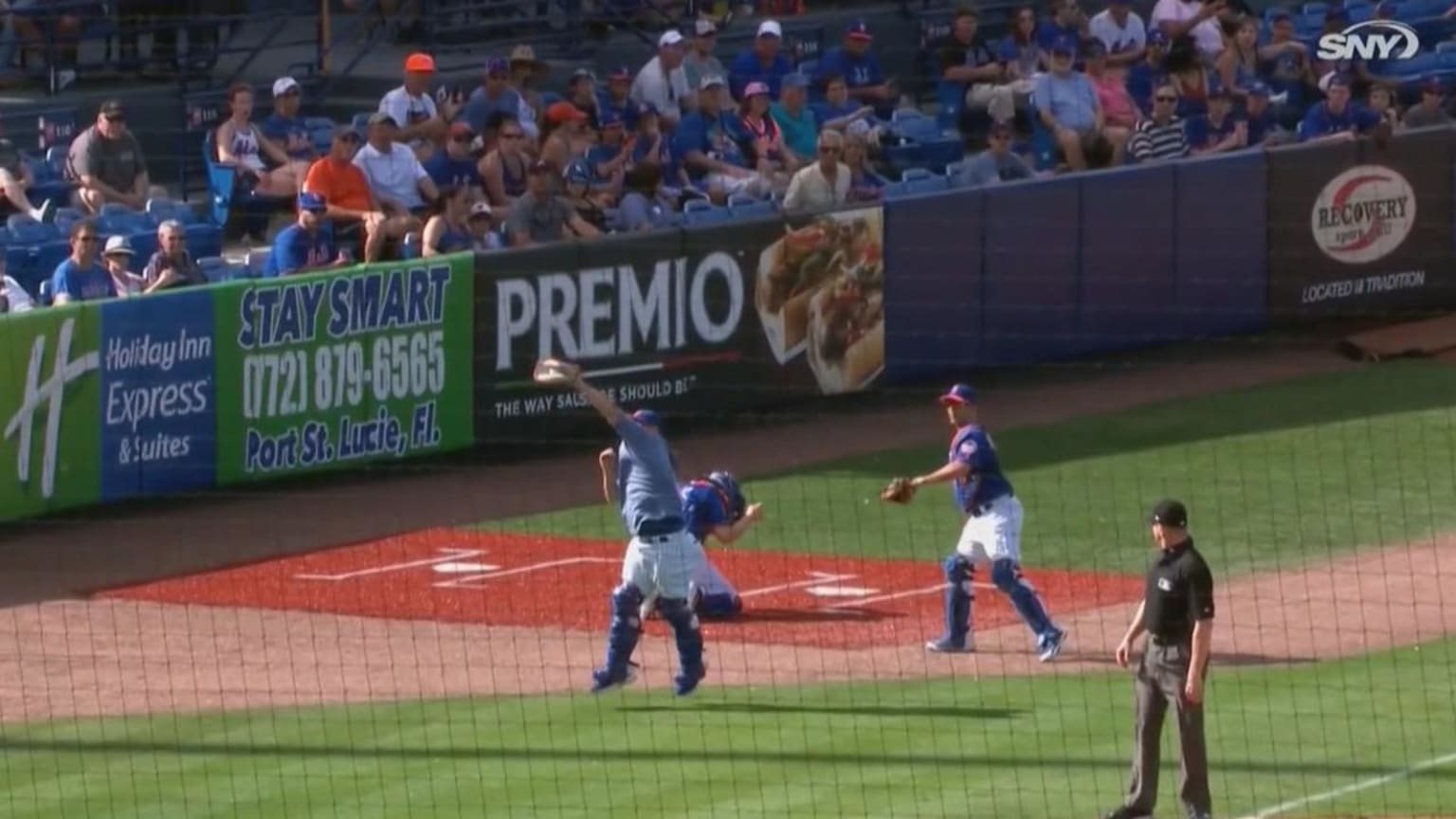 ATL@NYM: Mets bullpen catcher makes leaping grab | 02/23/2019 | New ...