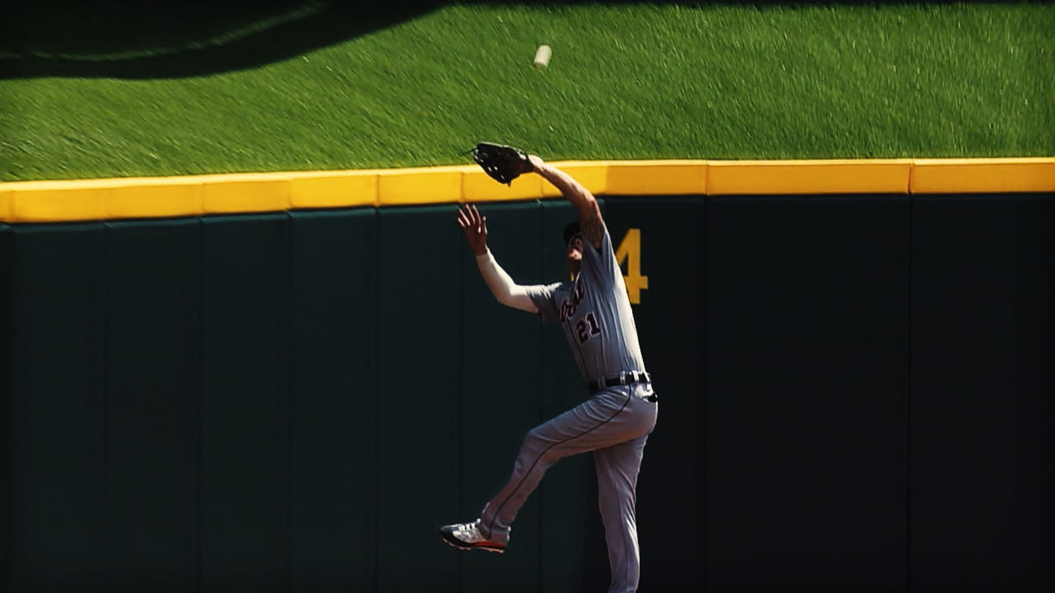 Daily Dash: Happ, Jones make fantastic leaping grabs | 07/27/2020 | MLB.com