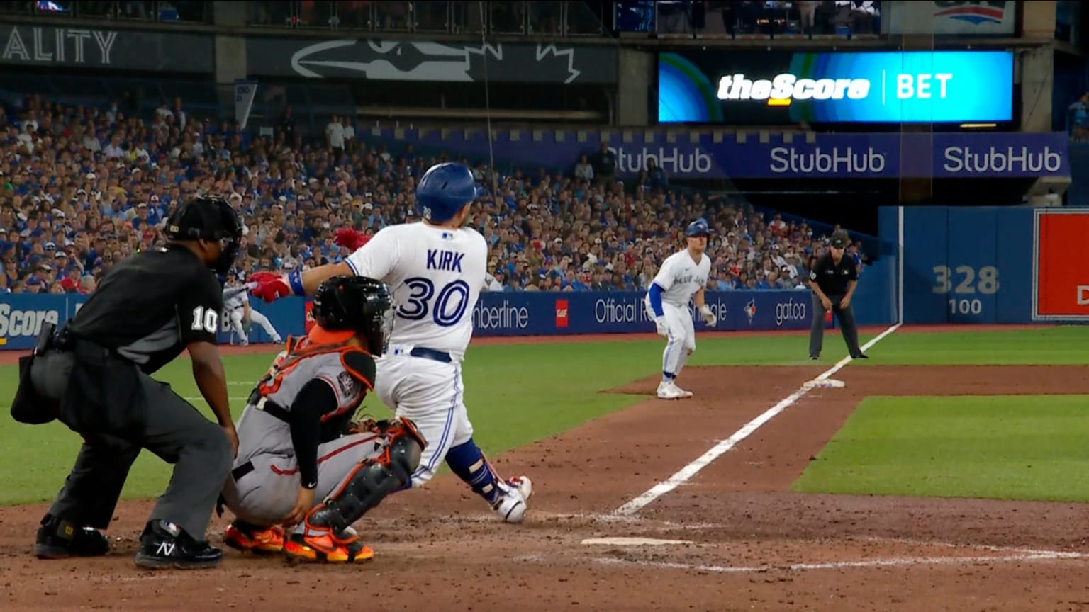Alejandro Kirk drives a three-run double into left | 08/17/2022 ...