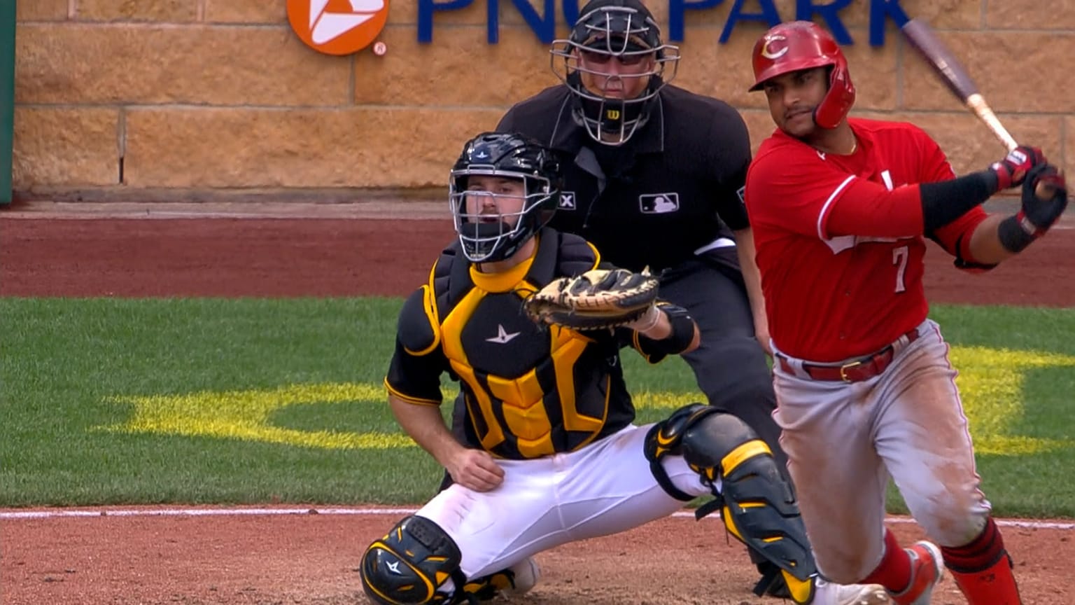 Donovan Solano hits an RBI base hit to right center | 08/21/2022 | Los ...