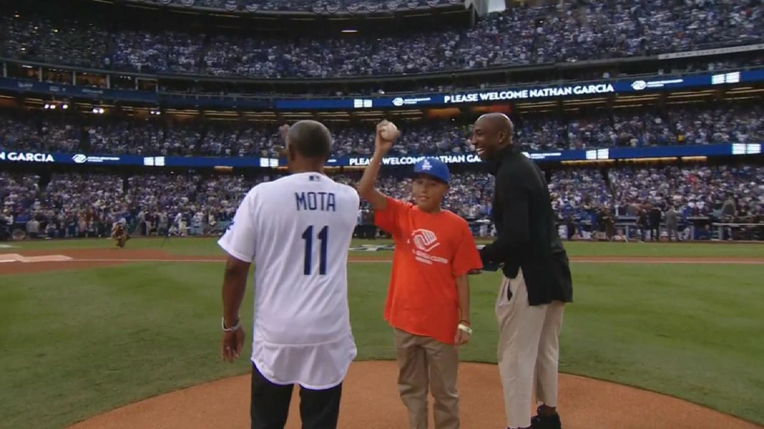 WS2017 Gm7: Stars deliver ball with Boys & Girls Club | 11/01/2017 ...