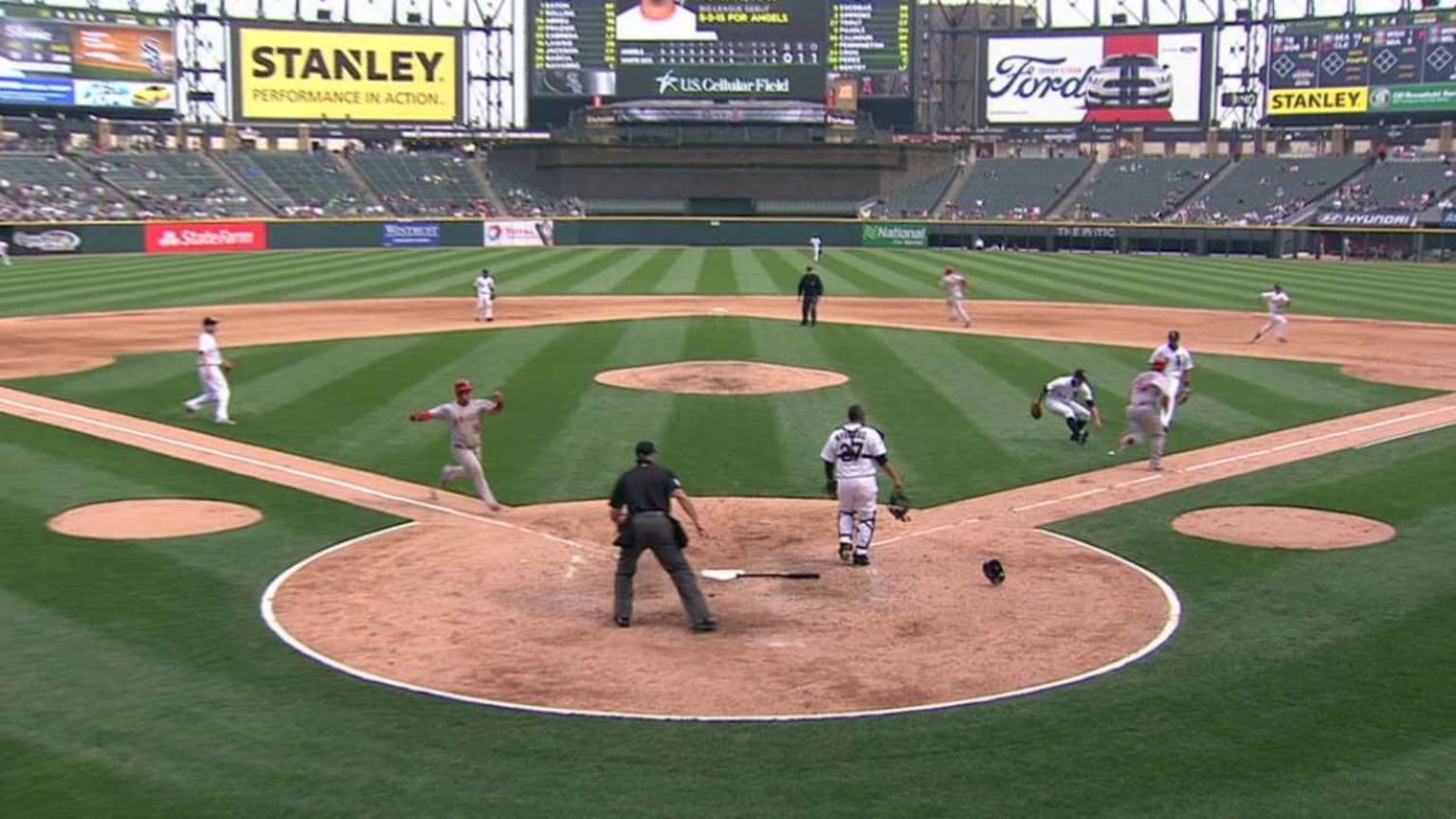 LAA@CWS: Perez drives in Calhoun on a squeeze play | 04/21/2016 | MLB.com