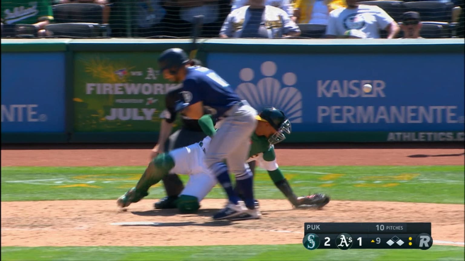 Jesse Winker scores on a wild pitch in the 9th inning | 06/23/2022 ...