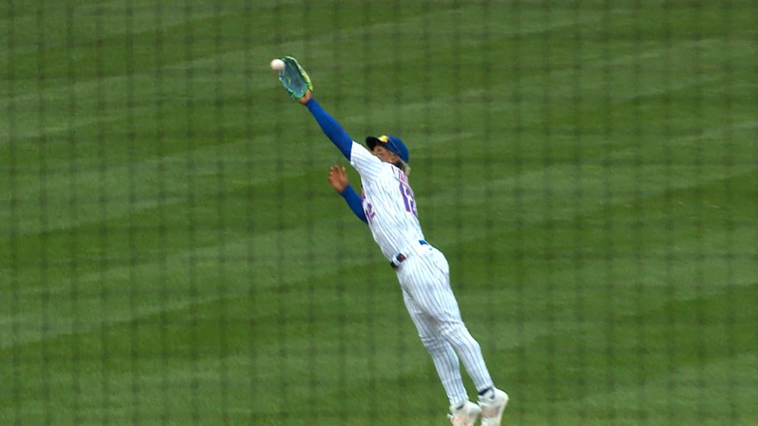 Francisco Lindor grabs a sharply hit ball | 04/25/2021 | New York Mets