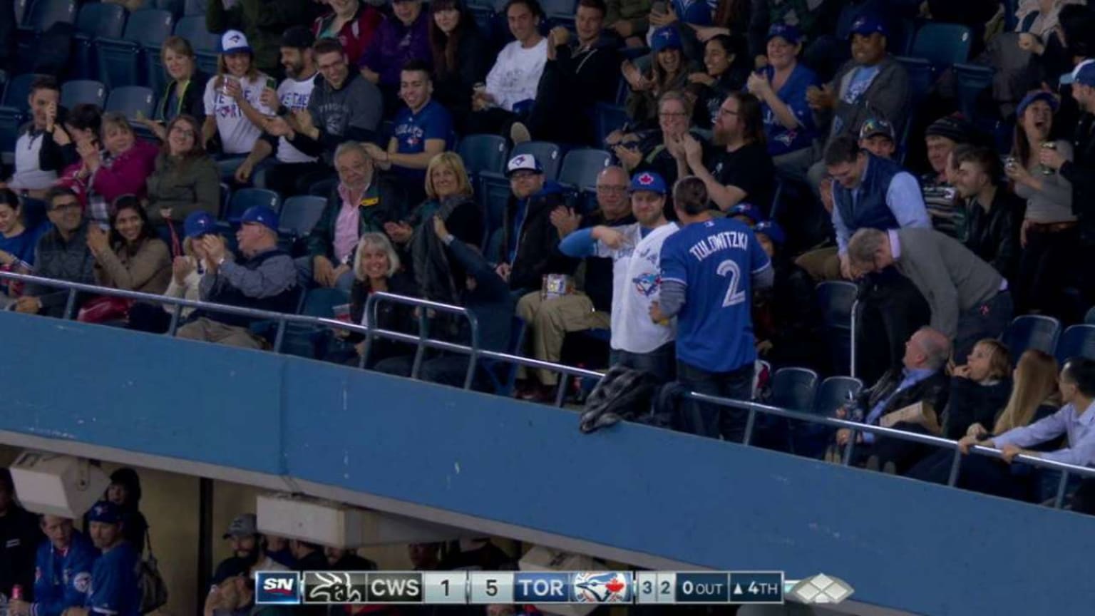 Fan's barehanded catch | 04/25/2016 | MLB.com