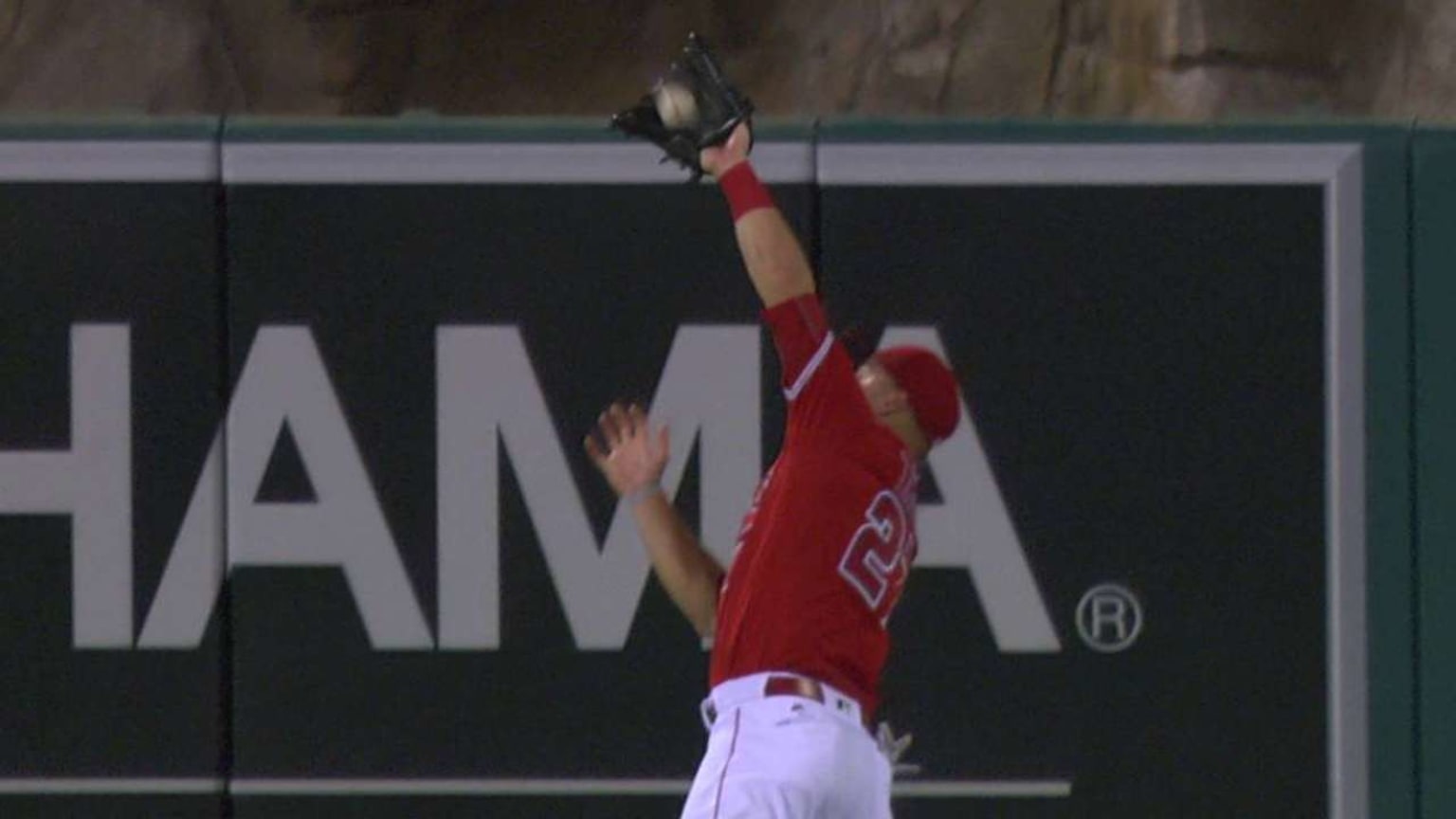 SEA@LAA: Trout robs a hit with a fantastic catch | 09/13/2016 | Los ...