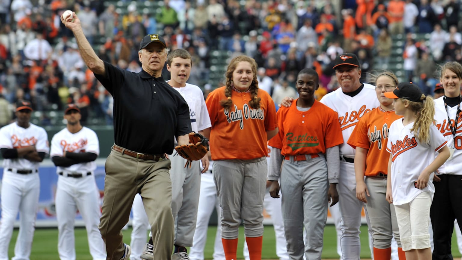 Joe Biden throws out first pitch on Opening Day | 04/06/2009 | MLB.com