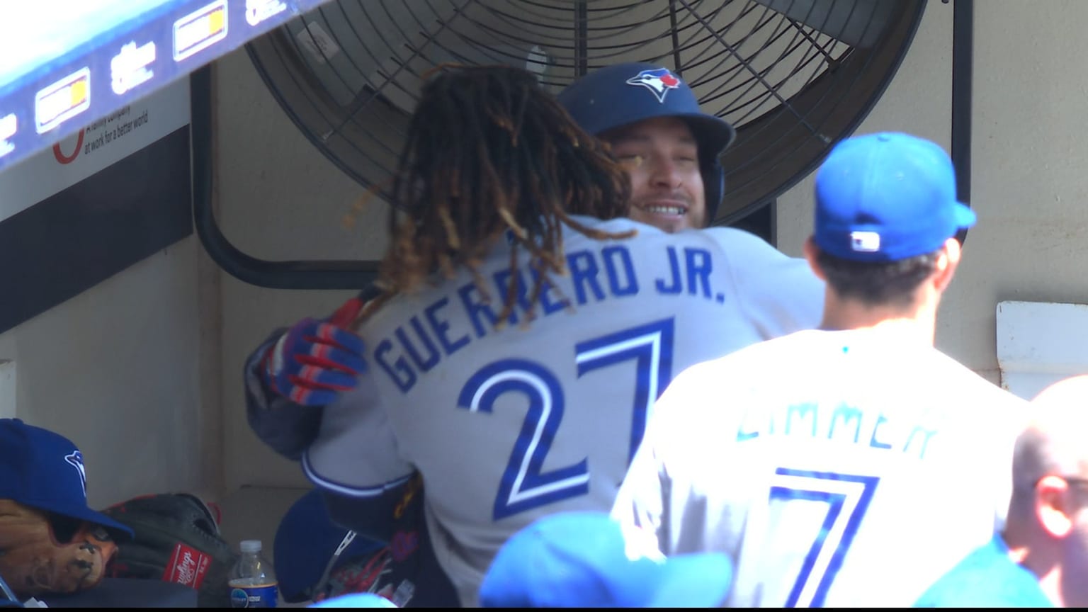 Alejandro Kirk clobbers a 3-run homer to center field | 06/26/2022 ...