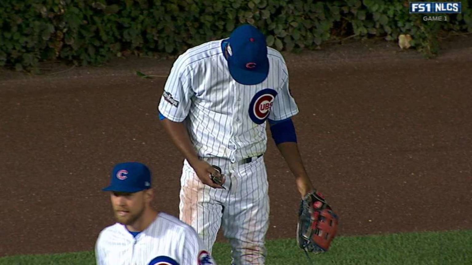 Fowler's incredible grab | 10/15/2016 | MLB.com