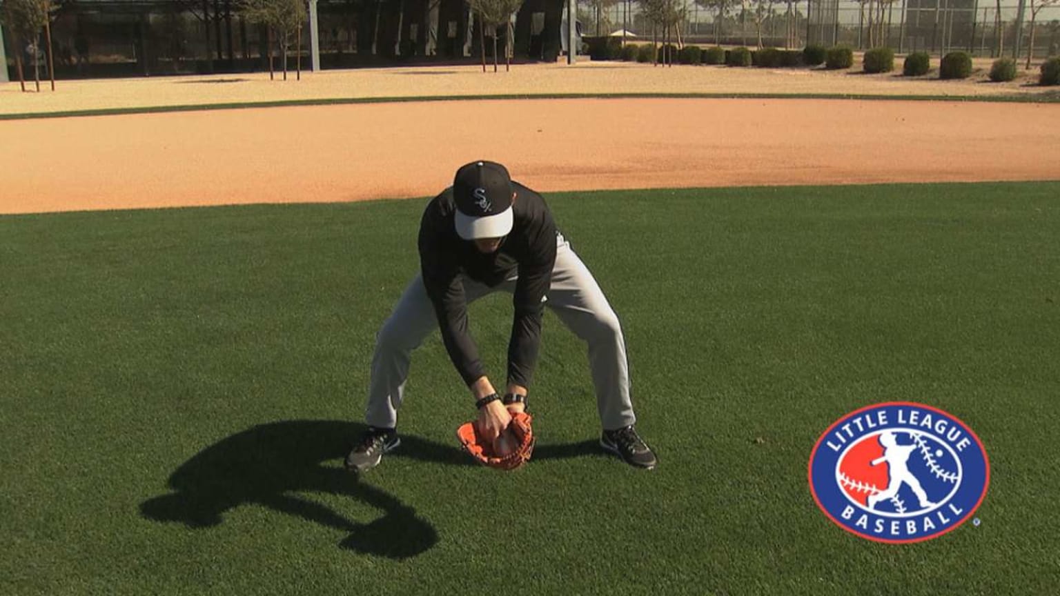 Infielding tips with Joe McEwing | 04/14/2016 | Chicago White Sox