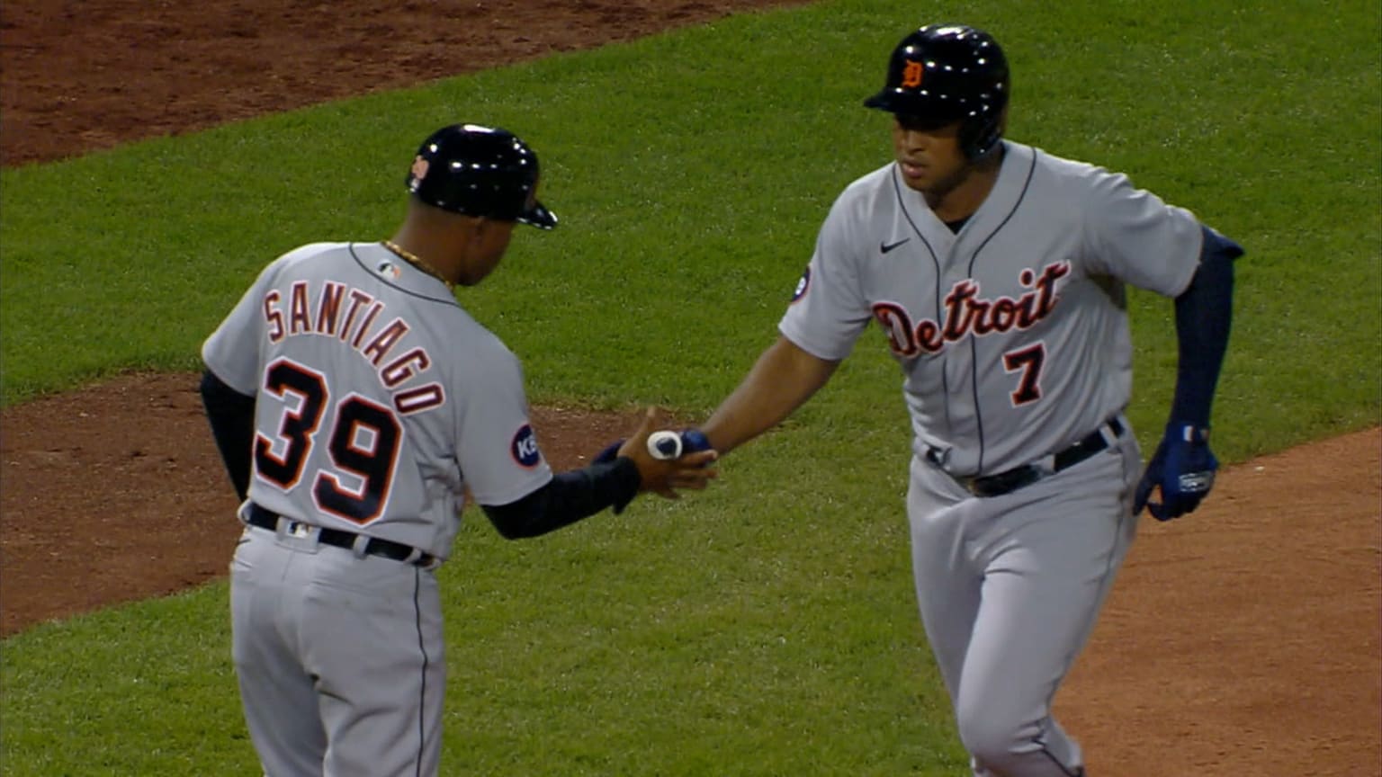 Jonathan Schoop belts a solo home run to center field | 06/21/2022 ...