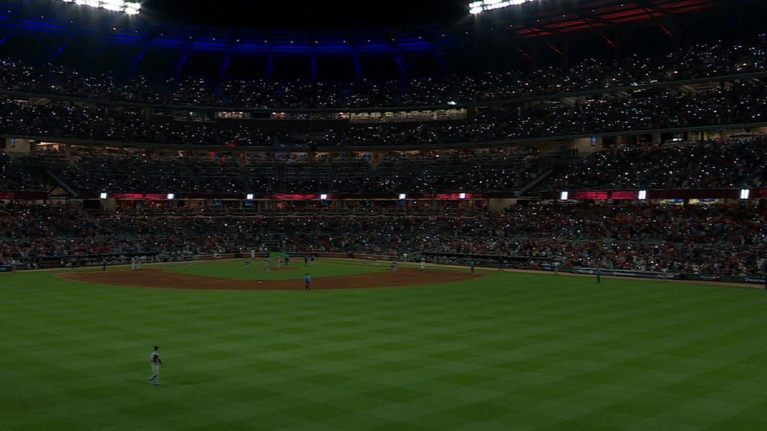 Braves fans light up the sky | 10/08/2018 | Atlanta Braves