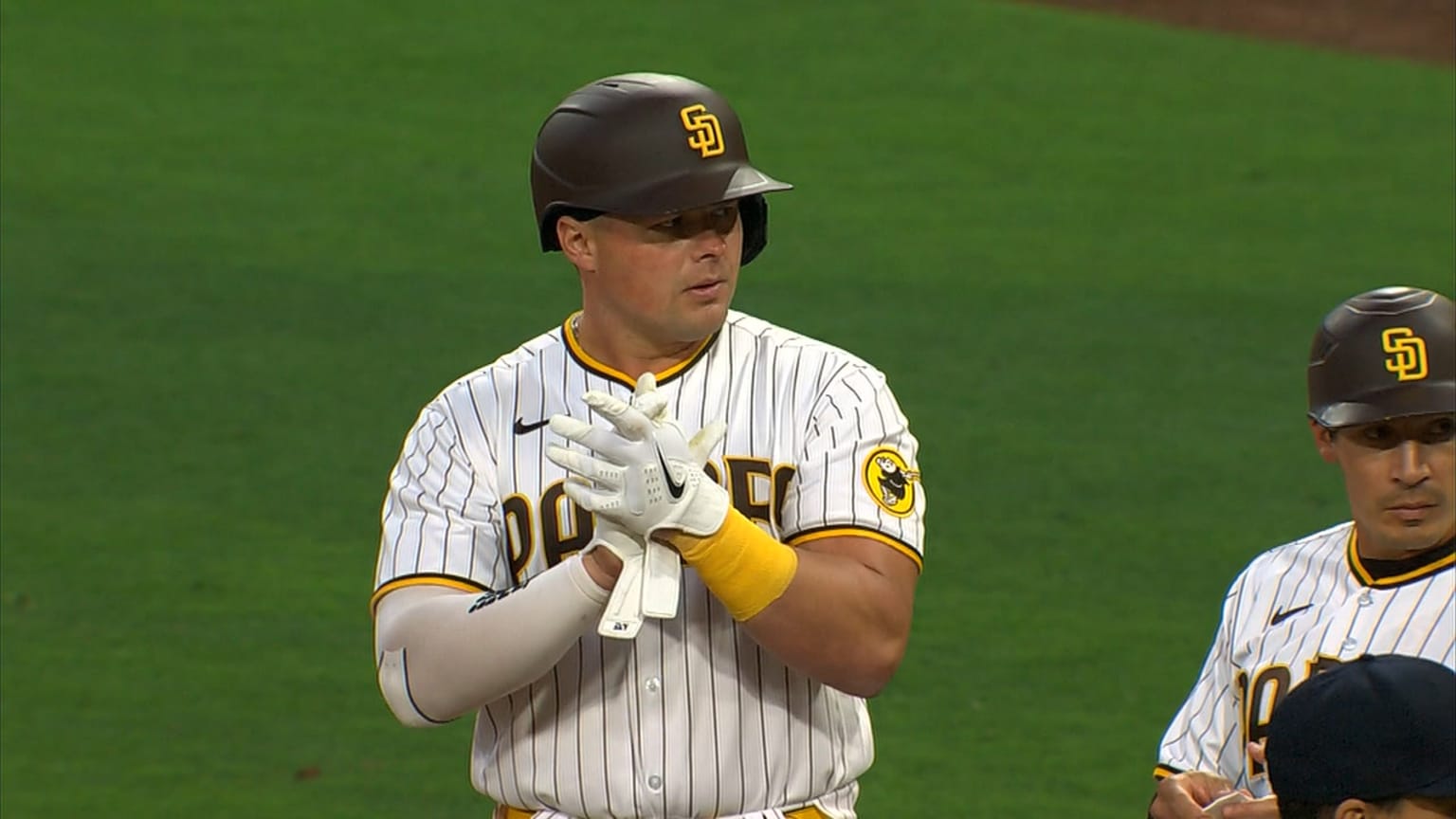 Luke Voit hits a blooper for a two-run single | 04/14/2022 | San Diego ...