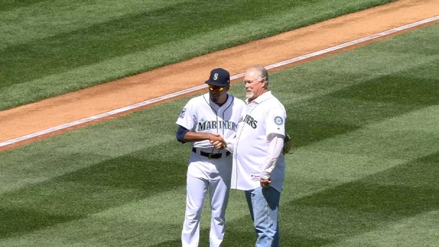 The Sheriff throws out the first pitch | 07/29/2017 | Seattle Mariners