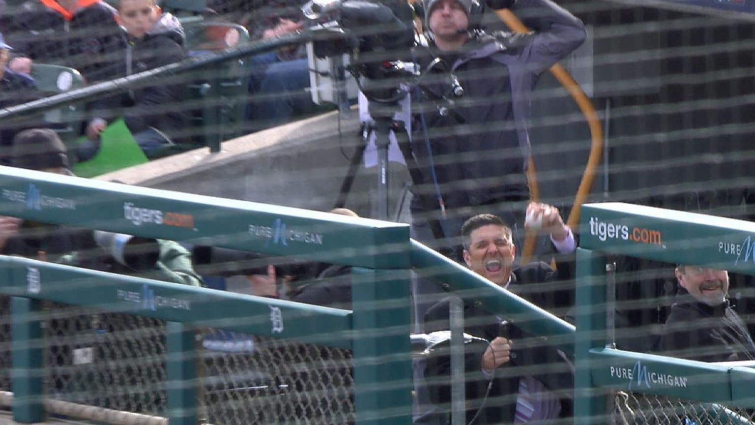PIT@DET: Pirates reporter comes up with foul ball | 03/30/2018 | MLB.com