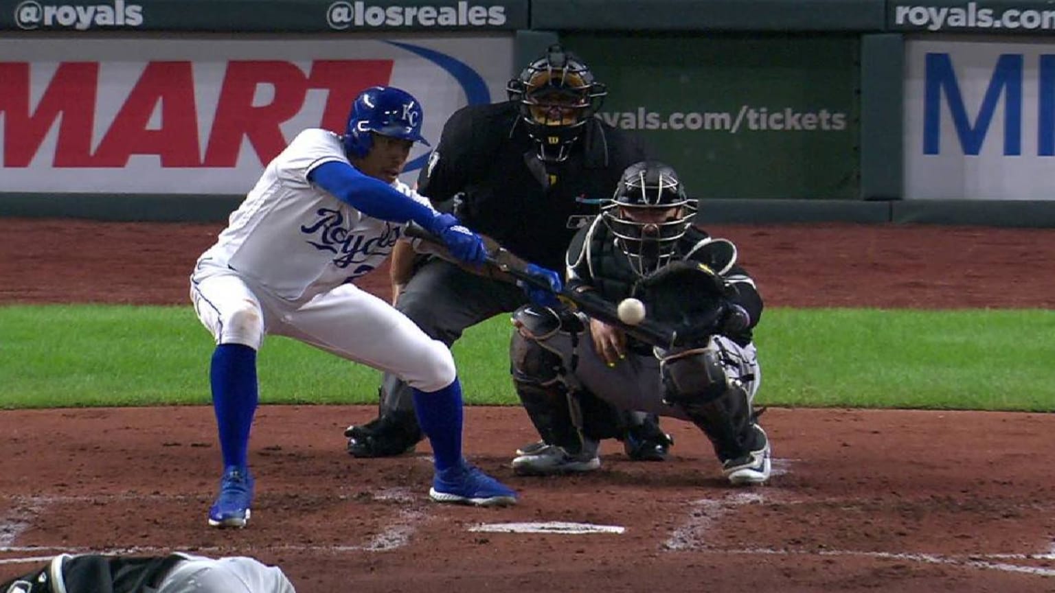CWS@KC: Mondesi lays down perfect bunt for RBI single | 09/11/2018 ...