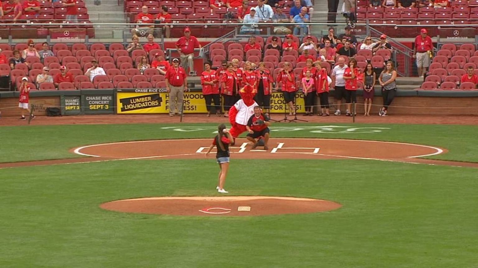 Lucky fan throws out the first pitch | 08/18/2016 | MLB.com