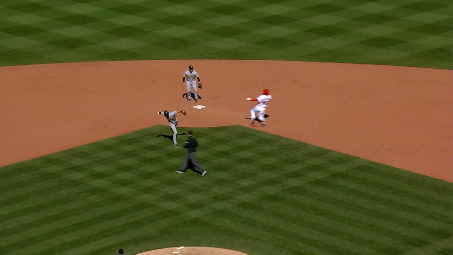 Kevin Newman makes a barehanded play at short | 04/09/2022 | MLB.com