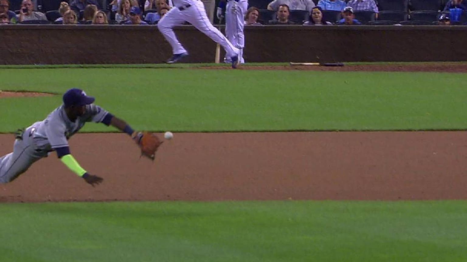 Moustakas, Mike vs Jennings, Dan - SINGLE | 08/29/2017 | MLB.com