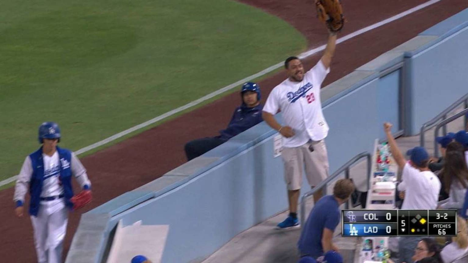 COL@LAD: Fan with a massive glove gets a ball | 06/08/2016 | Los ...