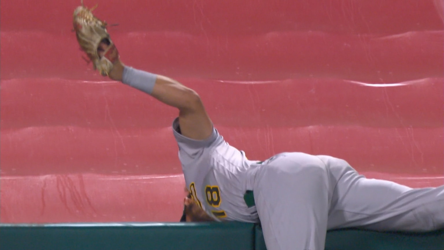Chad Pinder reaches over wall to make difficult catch | 08/11/2020 ...
