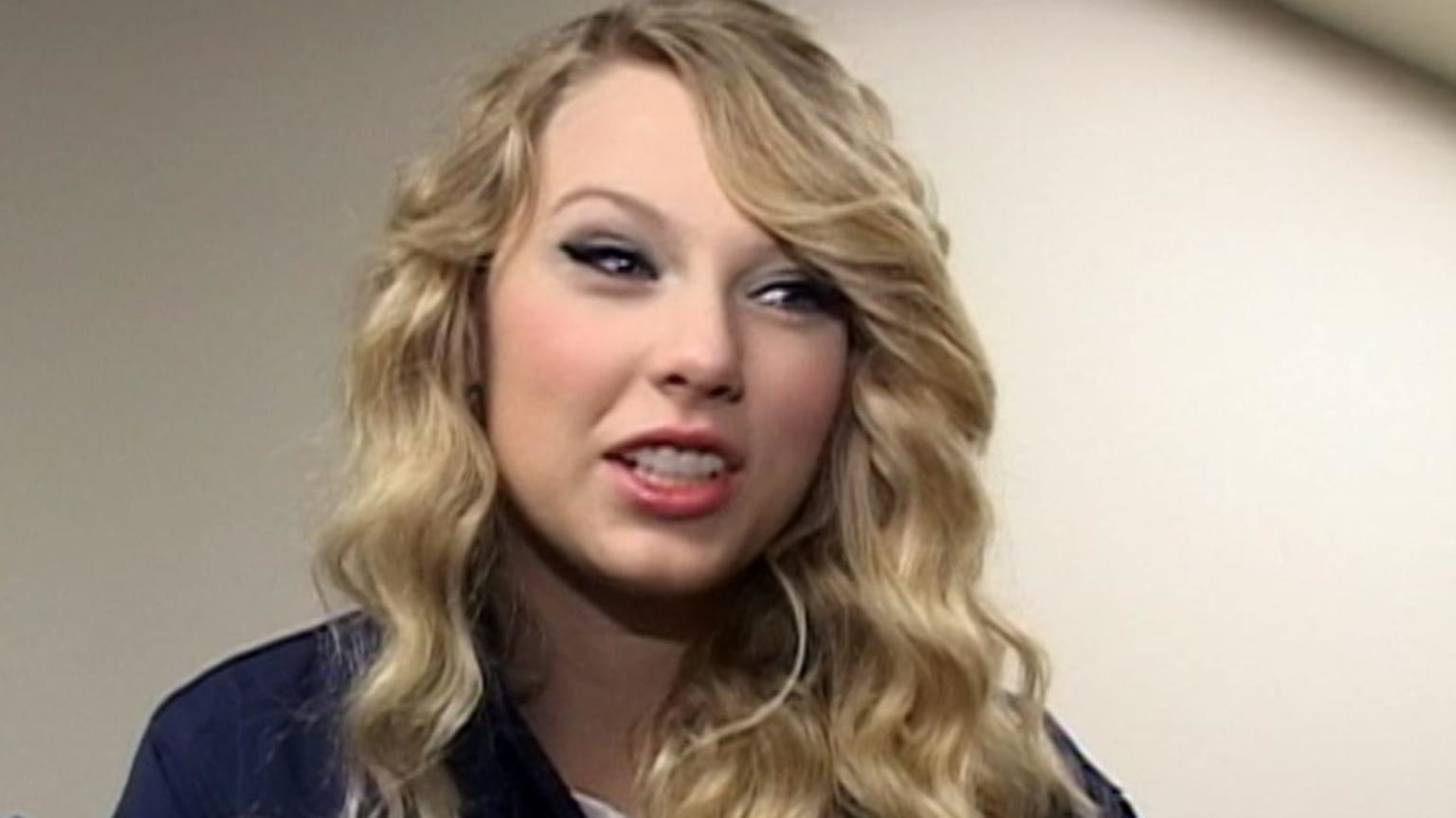 Interview with Taylor Swift before Game 3 | 10/06/2017 | Philadelphia ...