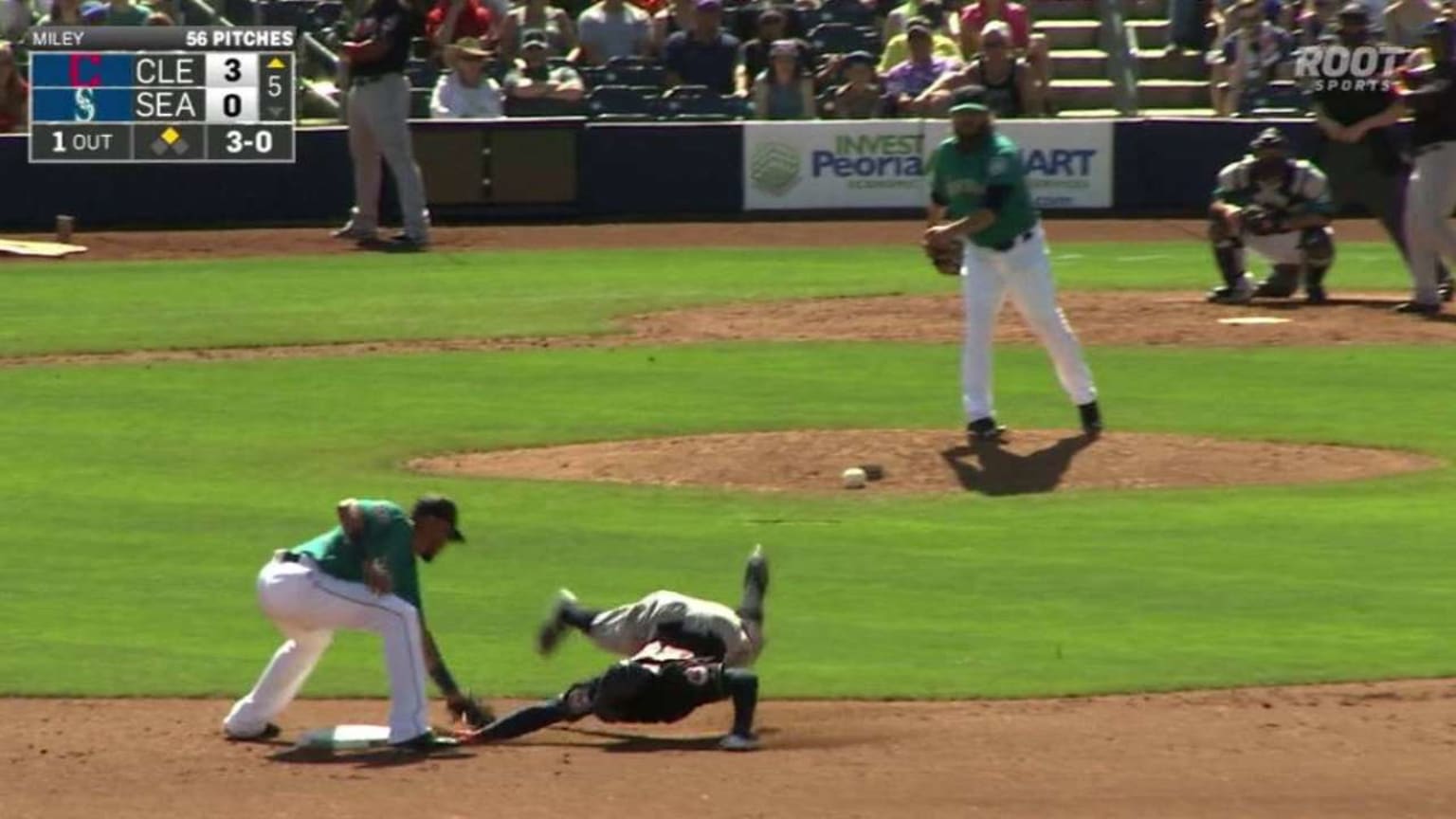 Miley's successful pickoff move | 03/20/2016 | Seattle Mariners