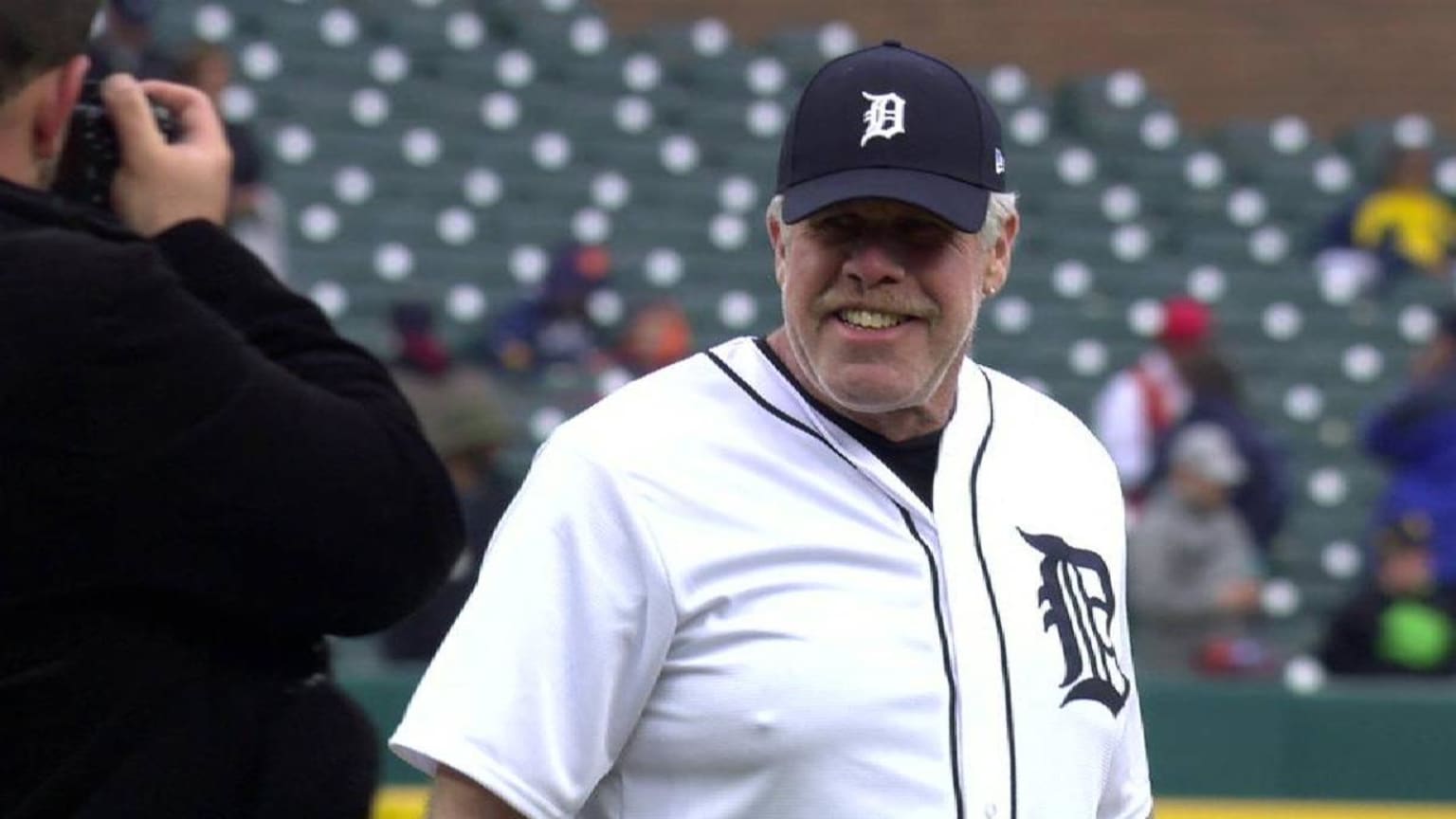 TEX@DET: Ron Perlman throws the first pitch out | 05/19/2017 | MLB.com
