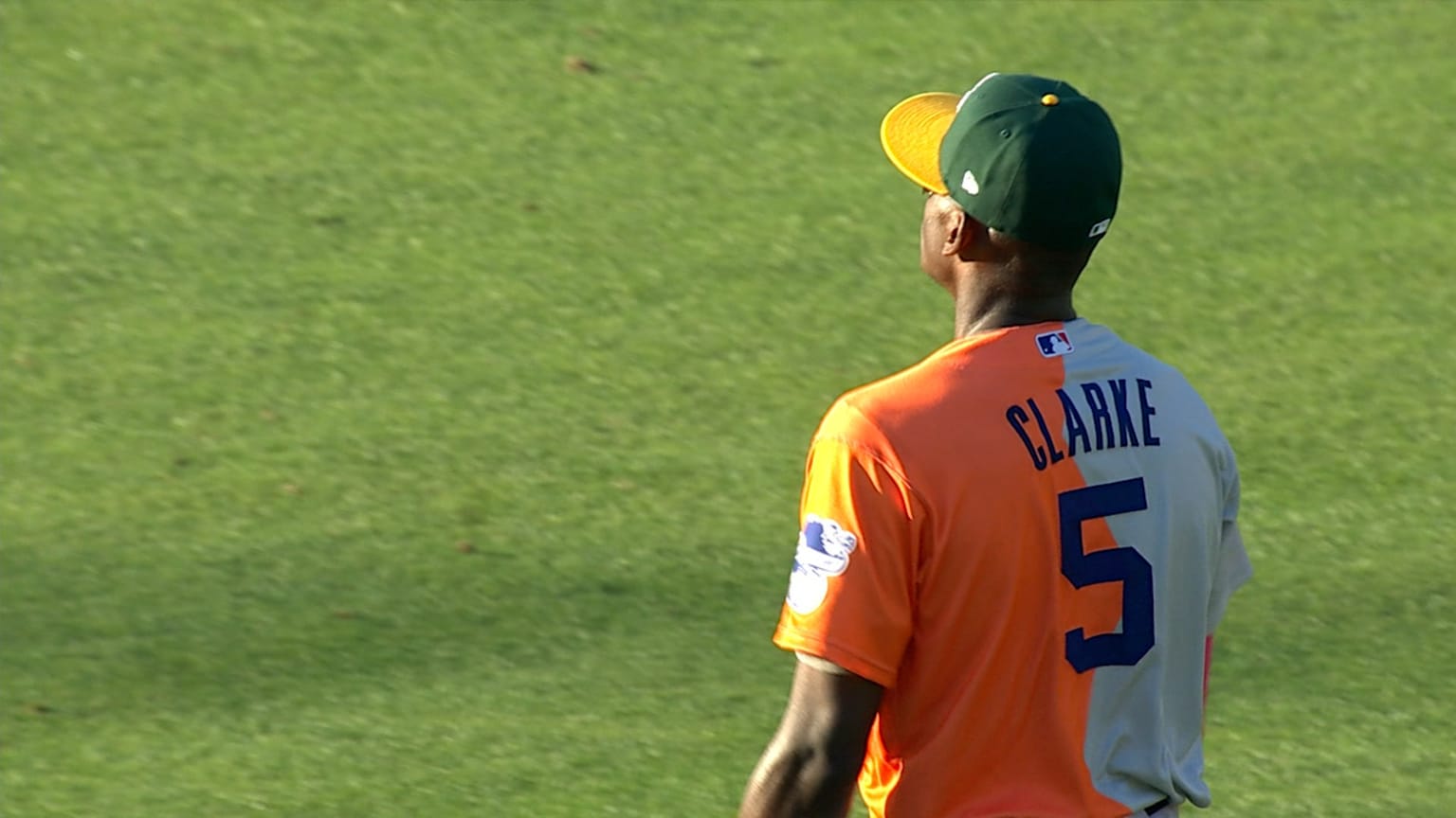 Denzel Clarke makes a superb catch on the run | 07/17/2022 | MLB.com