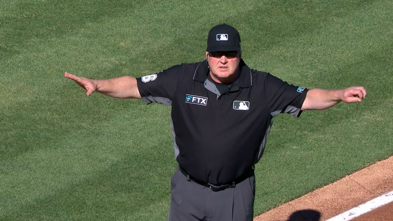 Adam Frazier steals second base after review | 08/20/2022 | Seattle ...