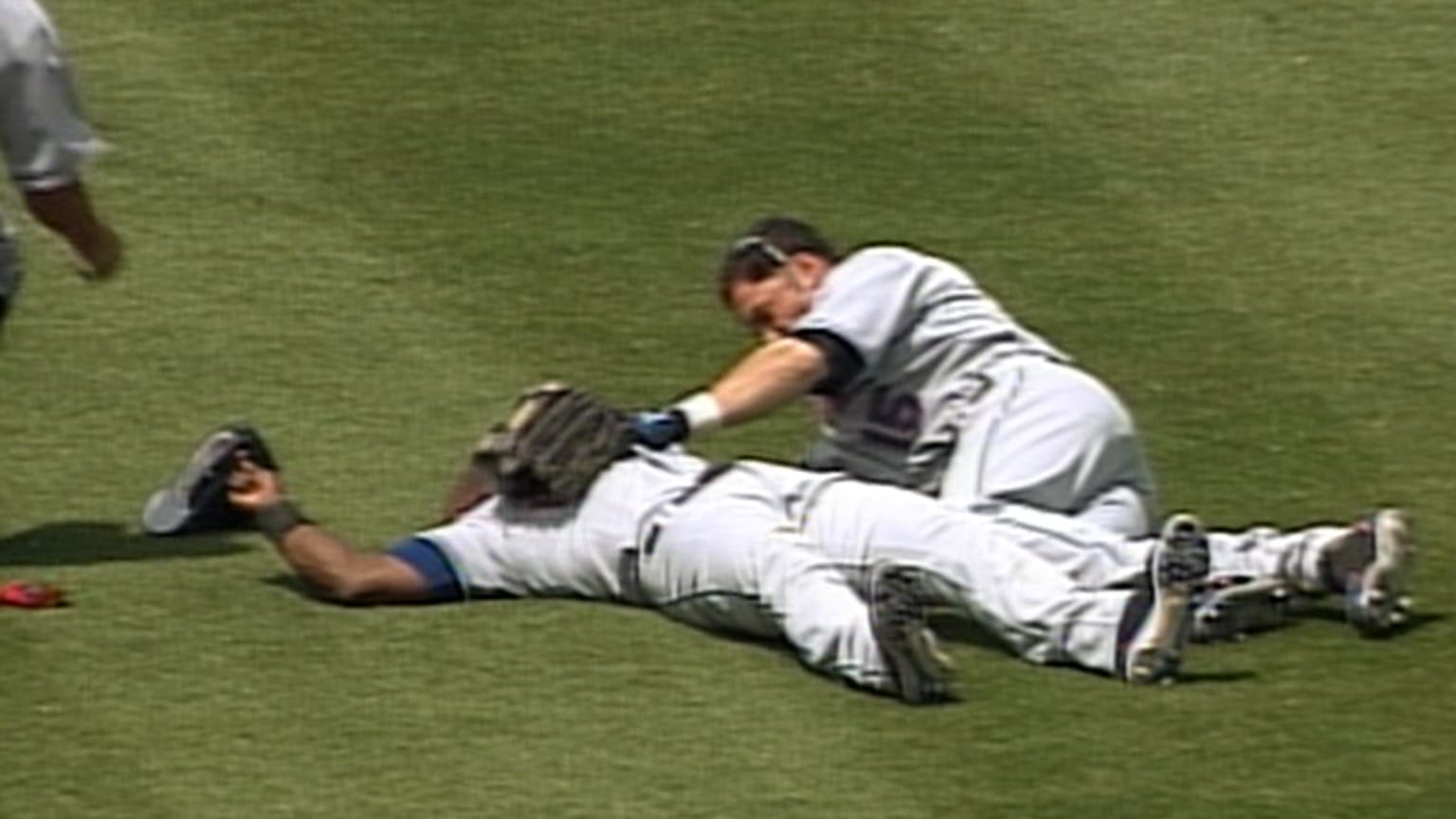 Mike Cameron and Carlos Beltrán collide in right | 08/12/2005 | MLB.com